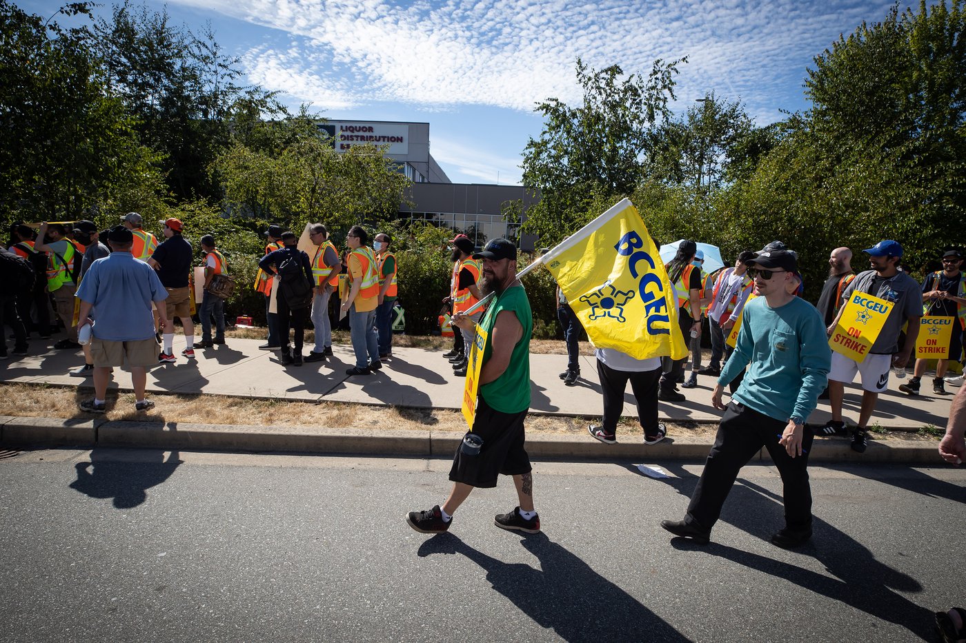 Strike deadline passes for B.C. public service staff with BCGEU
